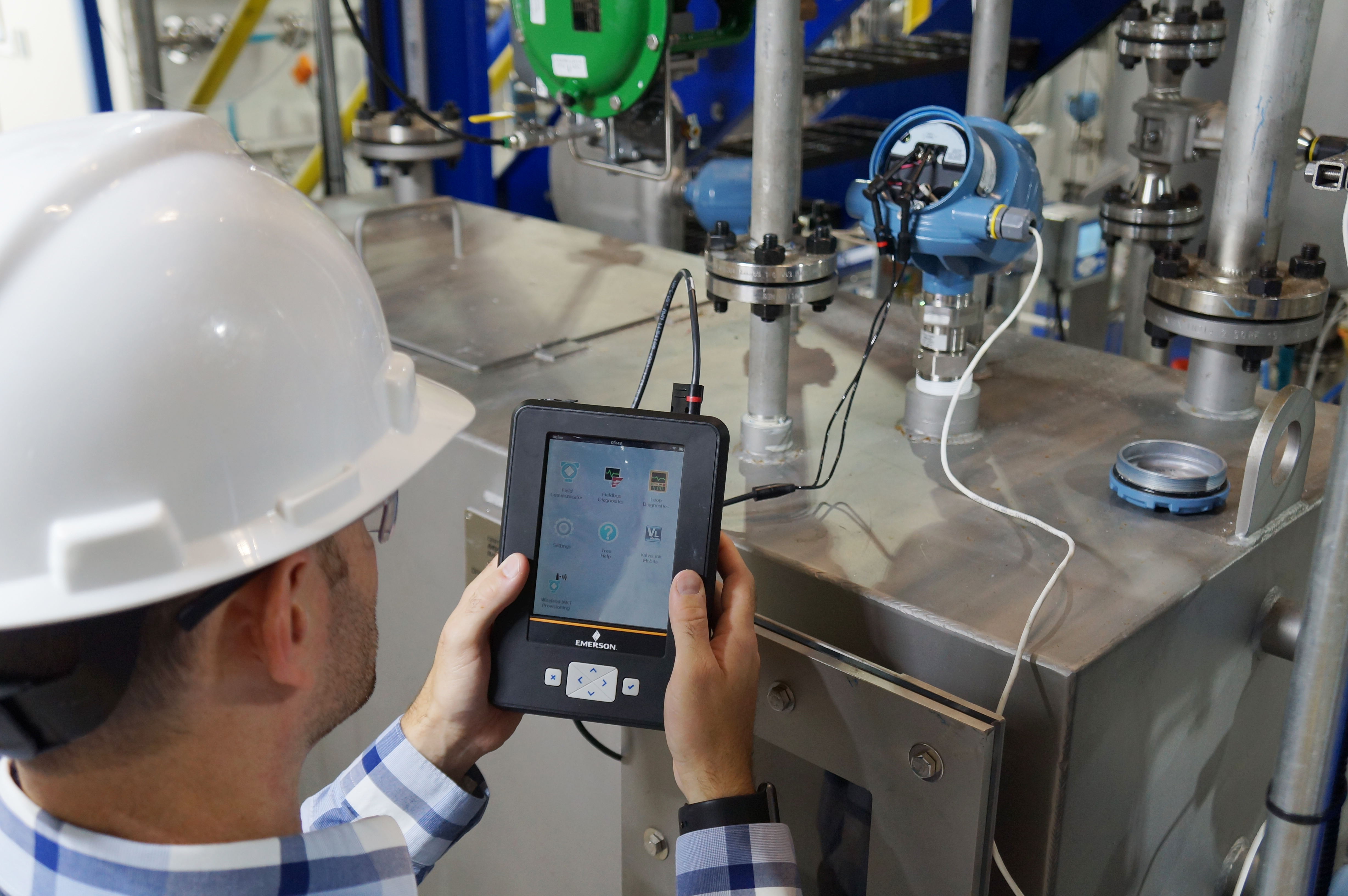 Mobile App for Radar Level Transmitter Configuration Mobile App for Radar Level Transmitter Configuration